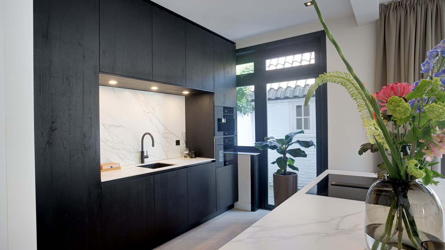 Kastenwand keuken met nis in Laren - BY SENSA Keukens