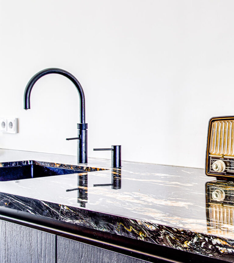 Zwarte keuken met marmer blad - BY SENSA Keukens